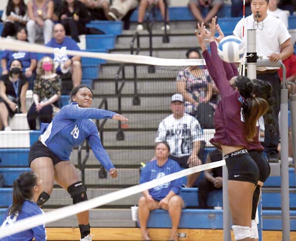 Unbeaten Bears handle Sabers in 3 | News, Sports, Jobs - Maui News